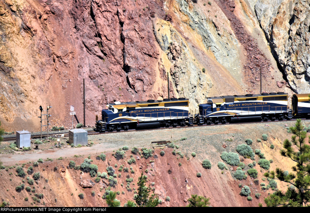 RMRX 8015 8018 WB "Rocky Mountaineer" approaching Tunnel at MP 94.7